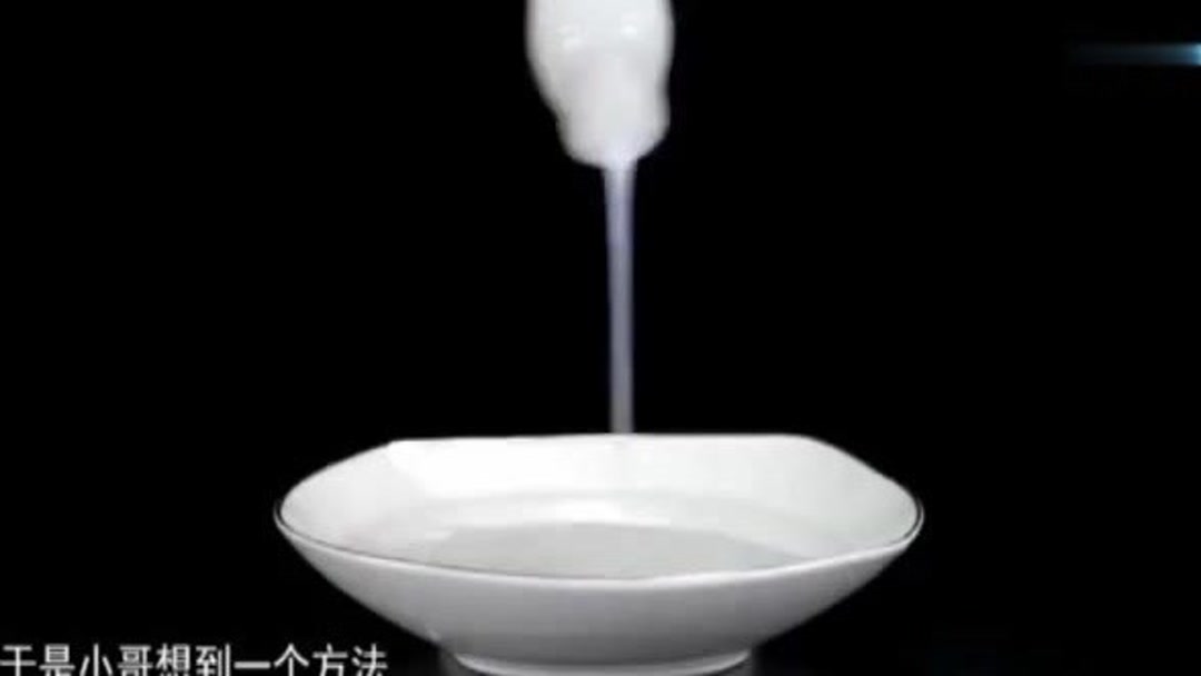 将纸币在酒精中浸泡后拿火烧, 神奇的事情发生了, 什么原理?