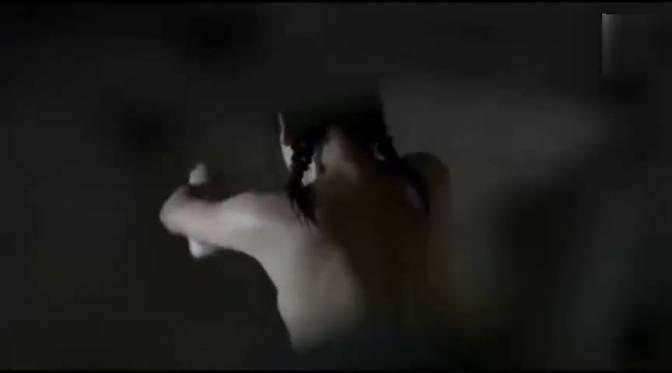 男人在偷看美女洗澡,没想到美女也要看啊