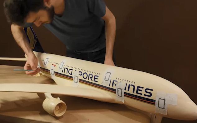 美国小哥只看图片制作史上最碉堡的纸飞机模型