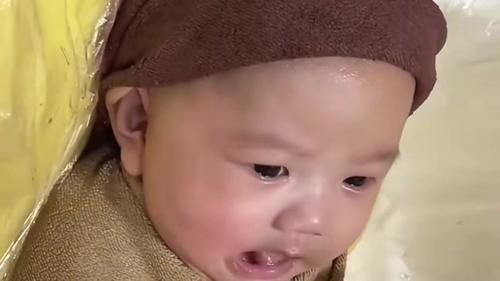 妈妈给萌娃洗中药浴,好像一块肚包肉