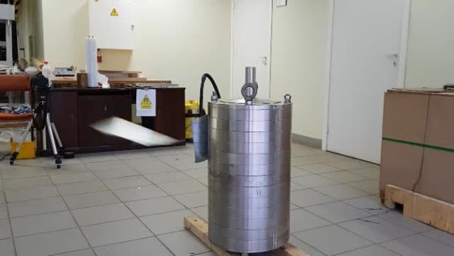 重1300斤的钕磁铁究竟有多强?牛人亲测,铁片竟被吸成90度!