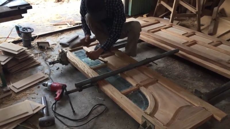 实拍农村木工制作木门,店里价格的十分之一