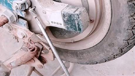 电动车后轮转起来感觉很沉,不要更换刹车总成,调节螺丝就可以!