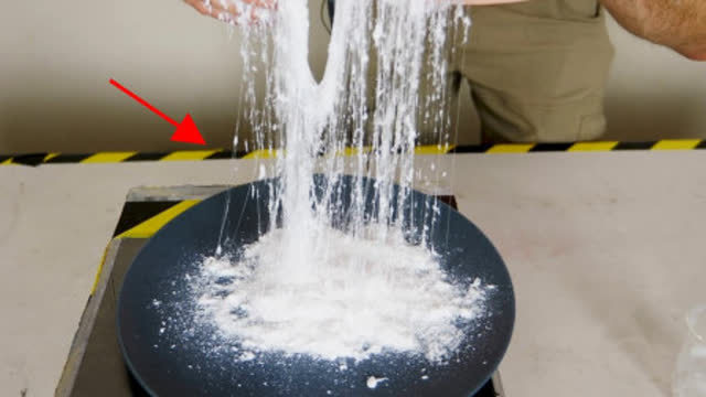 把二氧化硅和史莱姆混合会发生什么?老外亲测,网友:真厉害啊