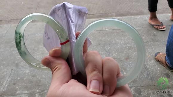 同样是糯种飘花手镯,价值却相差十倍?听听小伙说说是为什么。