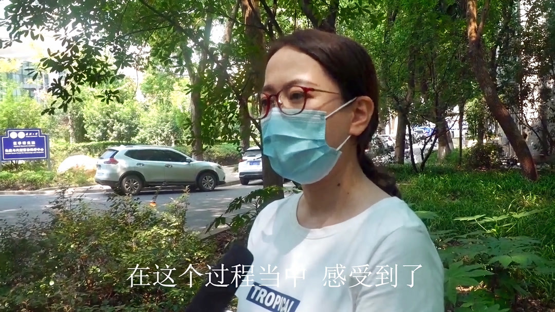 学生观看全国抗疫表彰大会