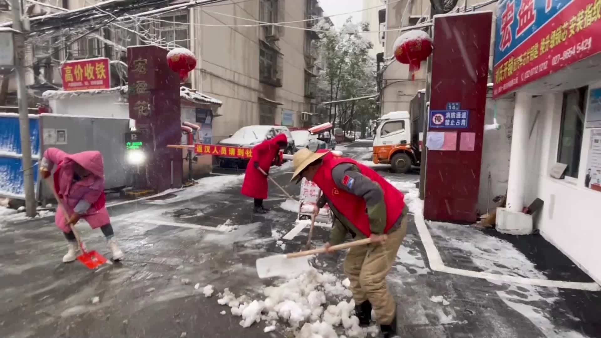 居民志愿者主动参与社区扫雪