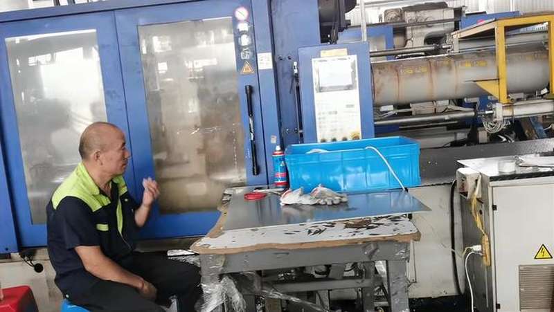 小号五金工具零件盒塑料周转箱车间生产过程实拍