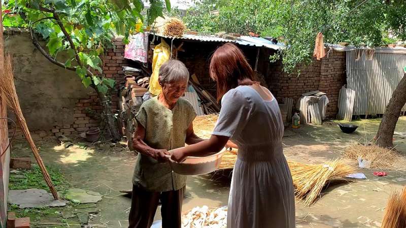 小瑞奶奶86岁在村里咋混人缘?1分钱掰成两半花,孙女:邻居特殊