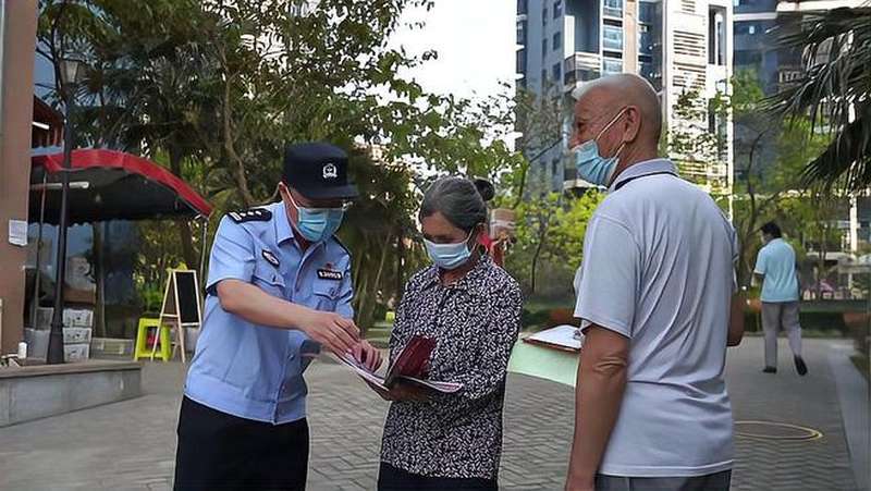 钦州 警方开展全民 国家安全教育日 普法活动