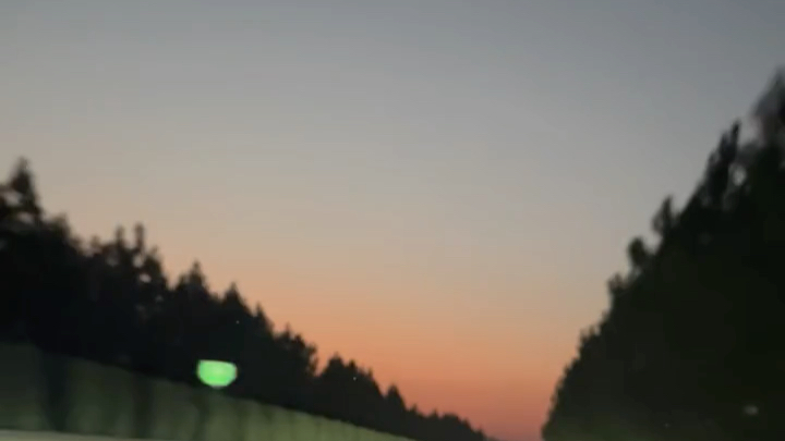 一万5的包我给你转两万你还嫌少,可当年那个陪我吃路边摊打出租车,...