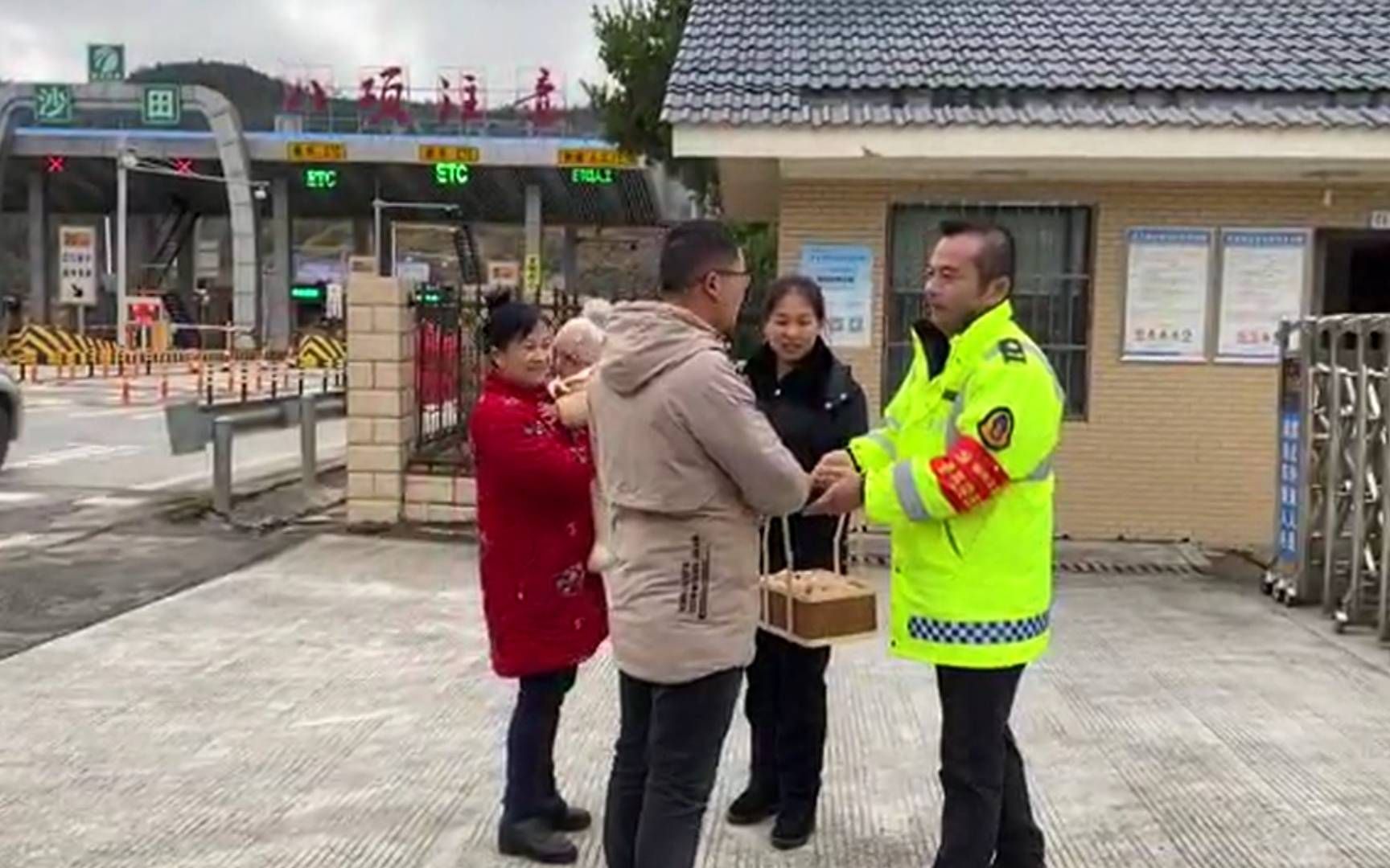 帮返乡司机修车哄娃,收费站收到99个土鸡蛋“回礼”