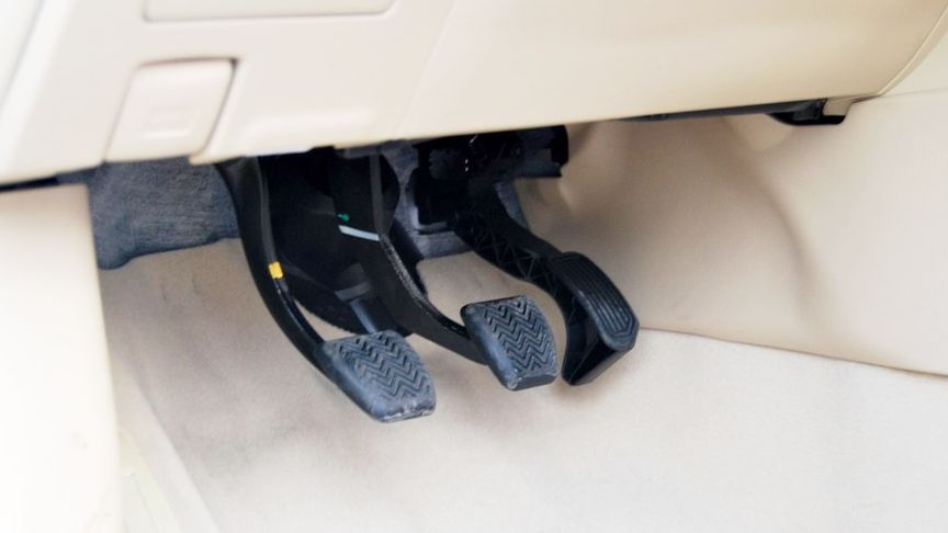 手动挡车踩离合“吱吱”异响,汽修技工经验丰富,解答得简单易懂