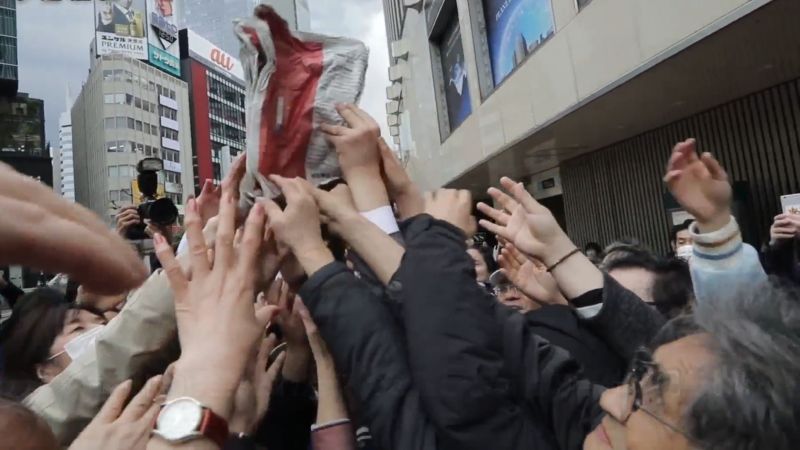 价格起飞!日本民众疯抢令和号外报纸 价格比平时贵1000元