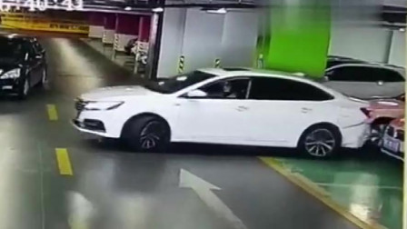 车库女司机倒车连续撞车,这车技没谁了