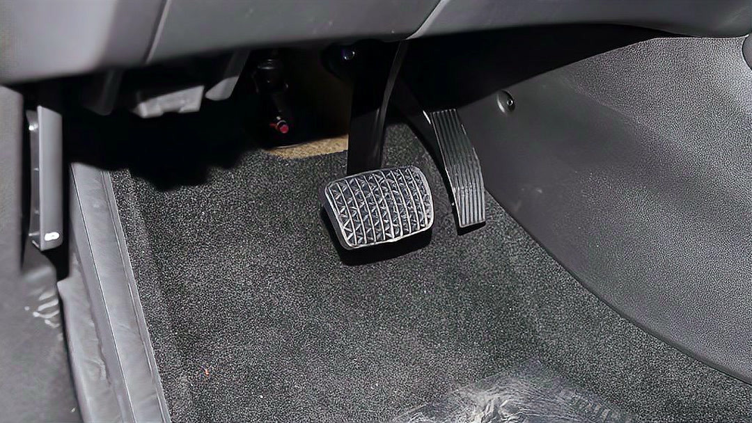 刹车时离合和刹车,到底能不能一起踩?