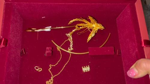 苏州黄金姐拆快递,金钗、表链,这样贵重的东西,丢了谁负责?