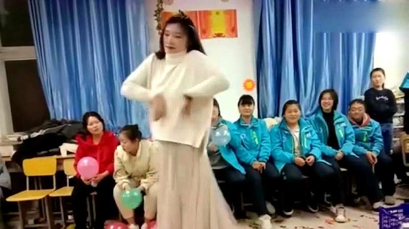 学校的班主任在元旦晚会上跳舞,同学们也非常捧场!
