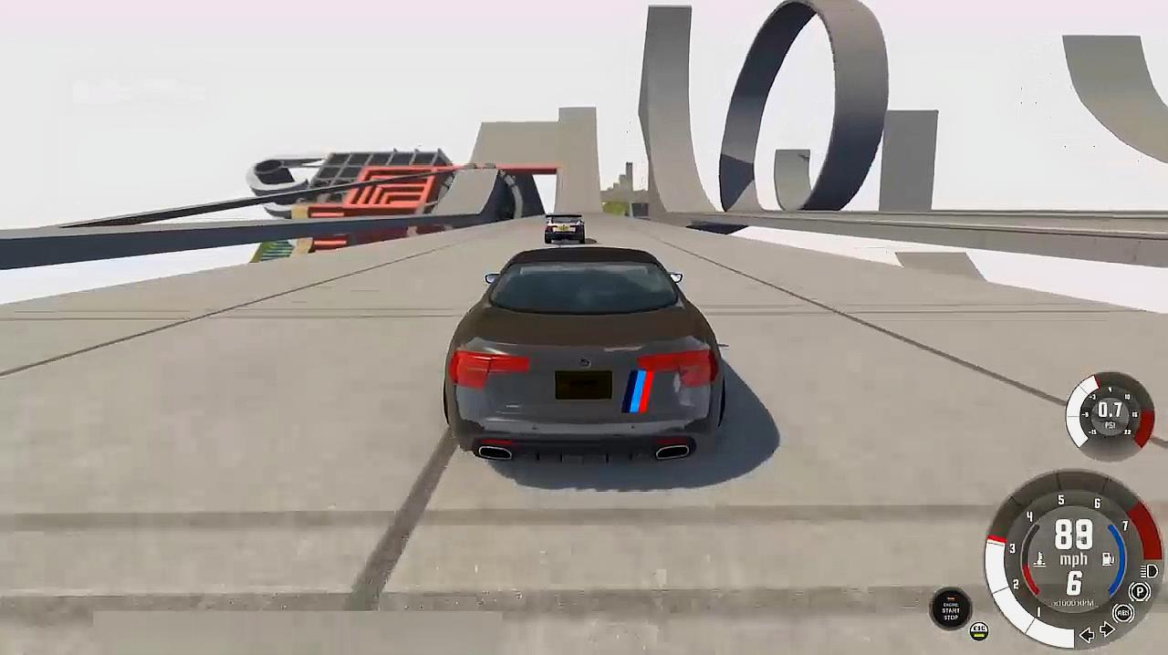 两车尾端连着锁链 一起加速飞车下坡 拟真车祸模拟