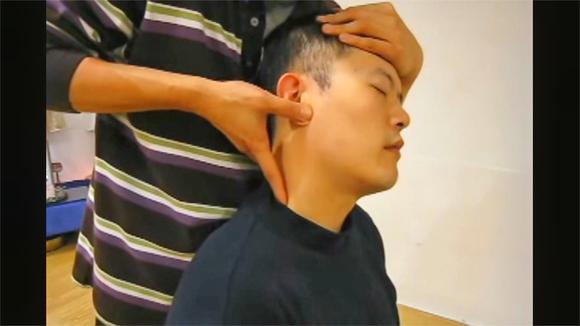 头痛、肩膀酸痛?来看看这个头肩颈推拿手法教学!