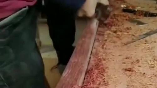 牛人发明:蜈蚣刨流传千年仍在使用,古人智慧了不起,传承中国榫卯工艺!