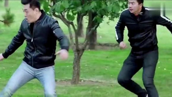 人贩子为了逃跑直接把孩子扔出去摔到地上,真可恨!