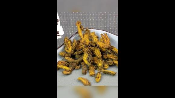 黄连性味苦、寒,归心、肝、胃、大肠经。它的临床主要功效为清热