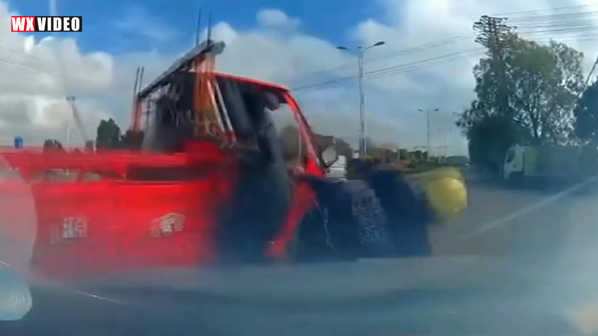 【近期交通事故】三轮车速度太快撞上视频车
