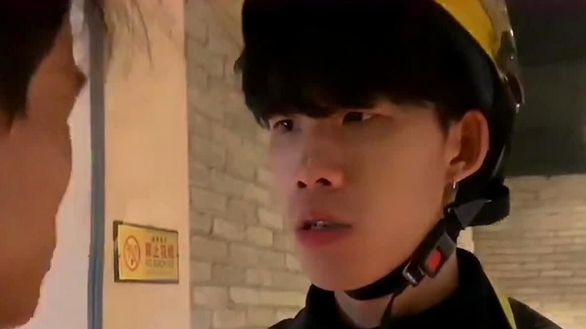 外卖小哥弄坏了人家的鼠标,要他赔5000块,小哥以刀法还债!