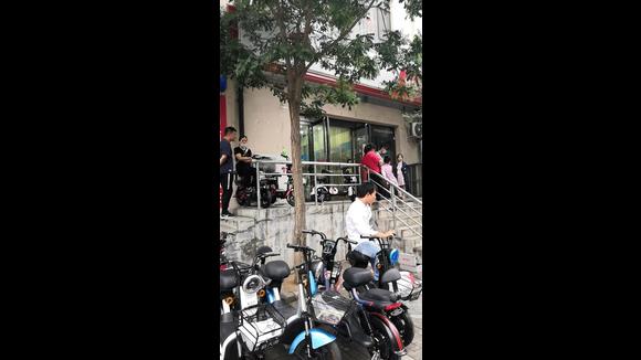 晋商银行存款送电动车,真假难辨引发居民聚集。