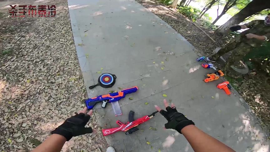 真人搞笑CS:玩家摆卖武器摊遭驱赶,复活拿超级榴弹枪制裁他们!