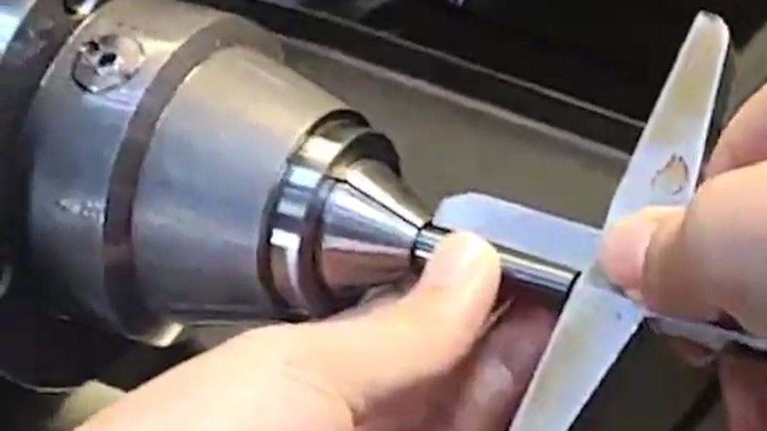 钨钢圆棒放澳大利亚ANCA机台开刃中。