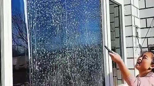 农村小姐姐刚买的擦玻璃神器,真正做到了解放双手,还非常干净