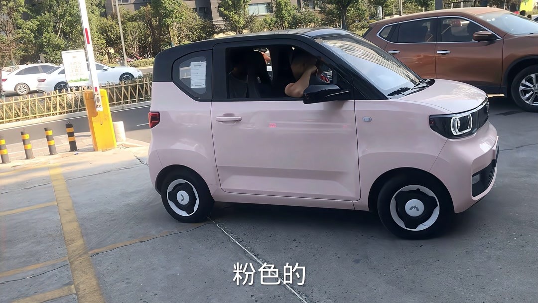 五菱宏光迷你电动汽车火爆!好开好停好省钱!每公里需5分钱!