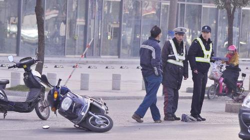 骑电动车就可以忽视红绿灯?我看你是在作死!