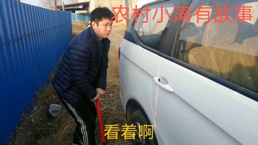 农村大哥用打气筒给汽车打气,费了半天劲,还差点把车胎打爆