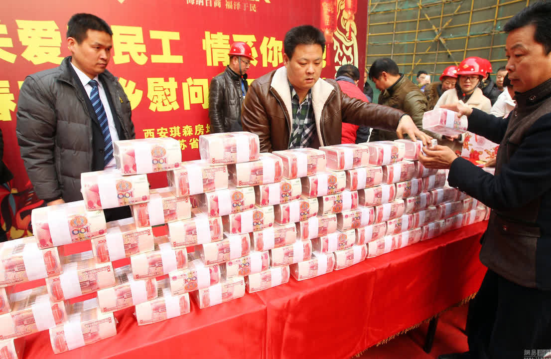 大公司的年终奖每人发几十万,现金直接搬回家,看完只想辞职!