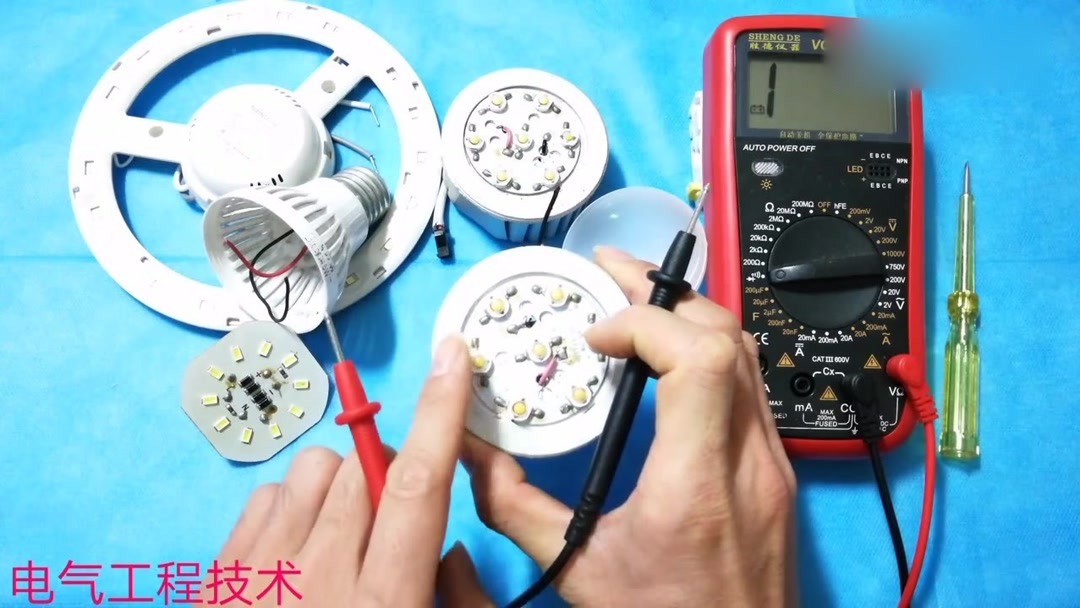 LED灯用着用着不亮了,一闪一闪,小毛病而已,动动手指就能修好
