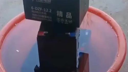 电动车电瓶怕水吗,老师傅现场给你做试验,长见识了