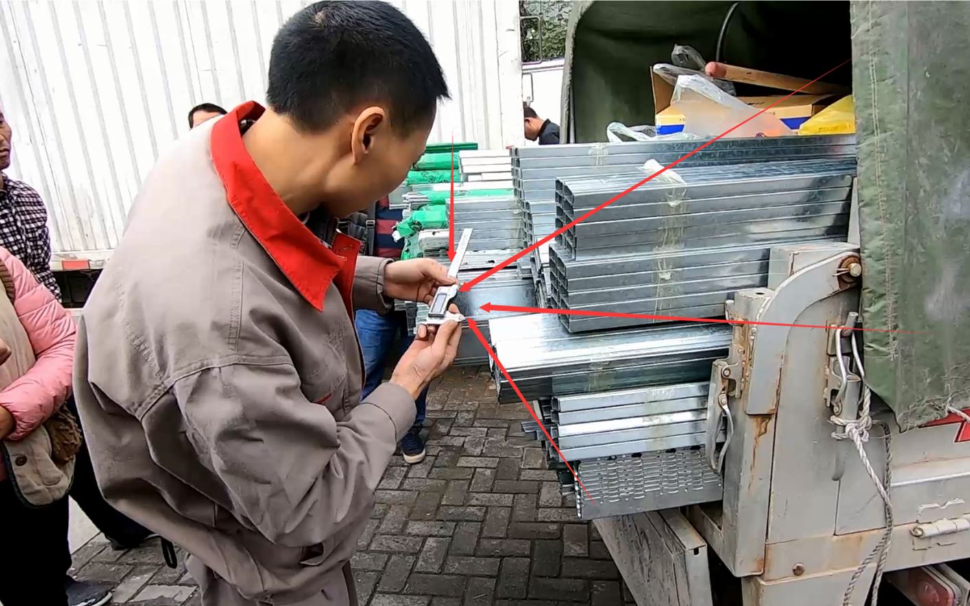 商场商铺装修质量要求这么严格,游标卡尺都用上了