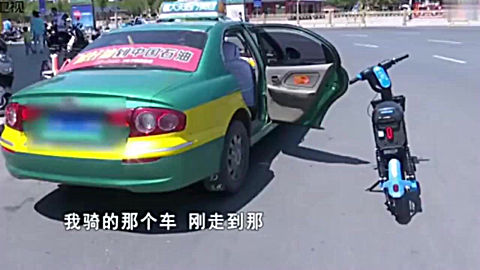 出租车乘客突然开车门,骑电动车女士直接撞上,路人说出公道话!