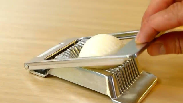 外国小伙发明最新切片机,这不是我们玩过时的工具吗?