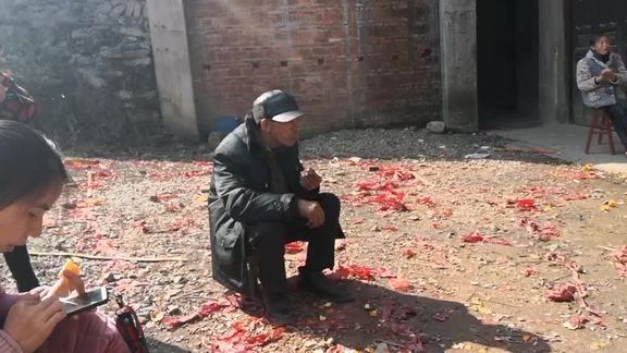 停电大家都在晒太阳,说变压器坏了,需要半个月才来电 晚上没有火烤,更...