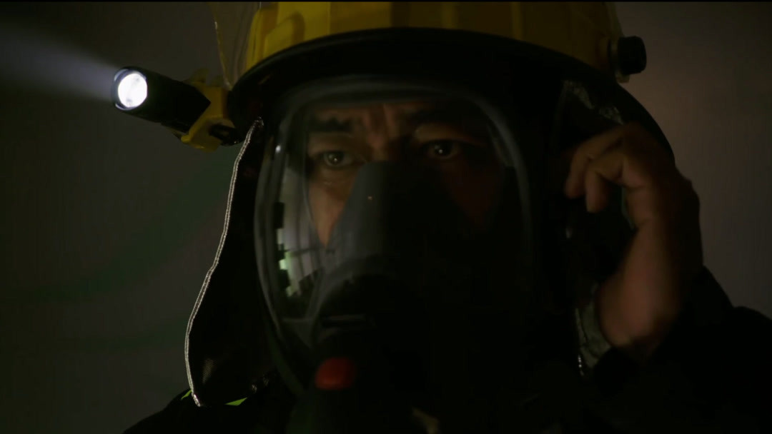 消防员的老婆就在楼上,但他听到呼救声,他要先救伤者