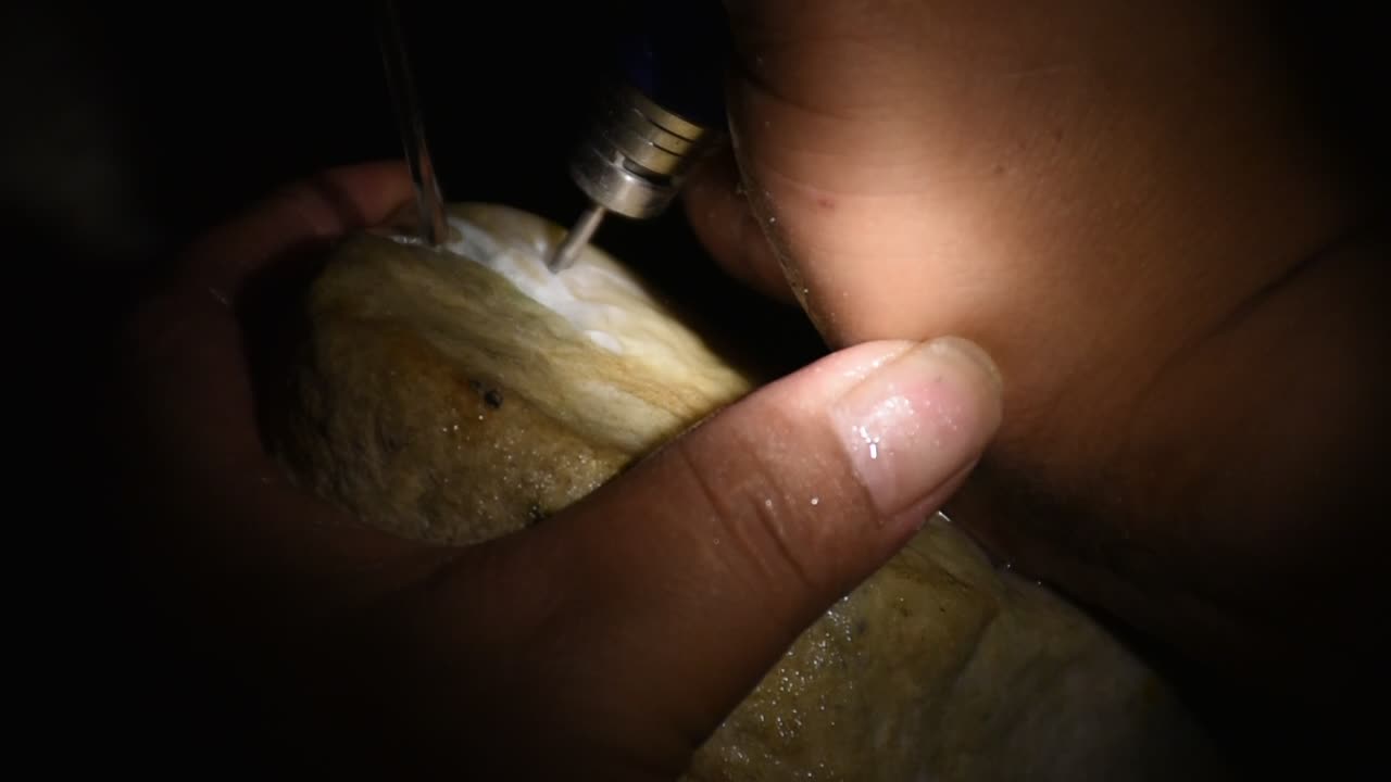 翡翠大师现场开窗翡翠原石视频 - 副本