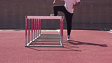 国外田径训练之跨栏跑专项训练 起跨腿的练习方法