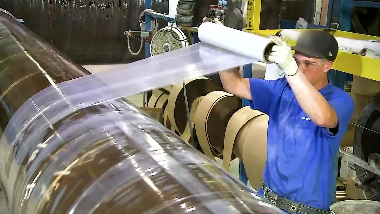 矿井通风管是如何制造的?先给圆轴包覆一层塑料,再缠绕玻璃纤维#...