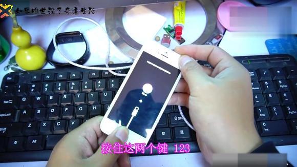 一台开机白苹果iPhonese,看我如何修复它