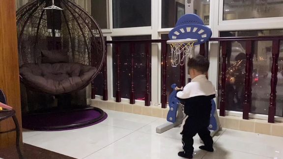 别人爱看动画片,我们只爱看球赛ߏ�#人类幼崽 #投篮