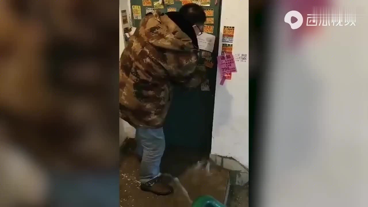 居民家中暖气水管爆裂,网友:水生财,新年财源滚滚